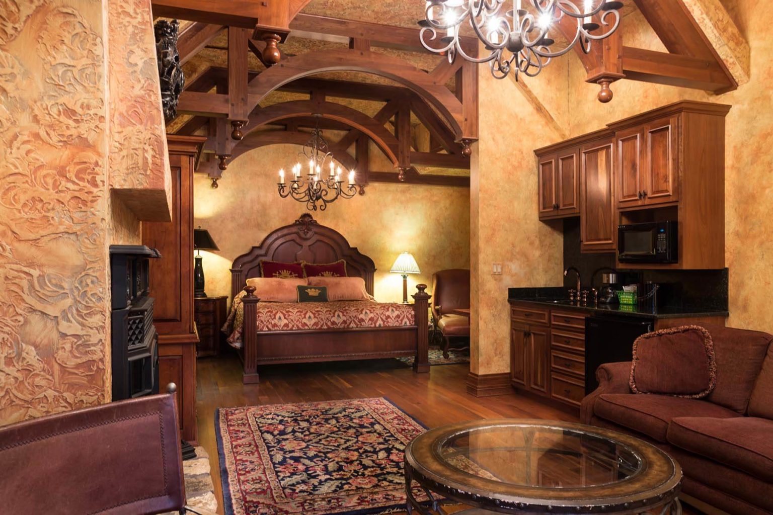 6. Hardesty Suite | Landoll's Mohican Castle