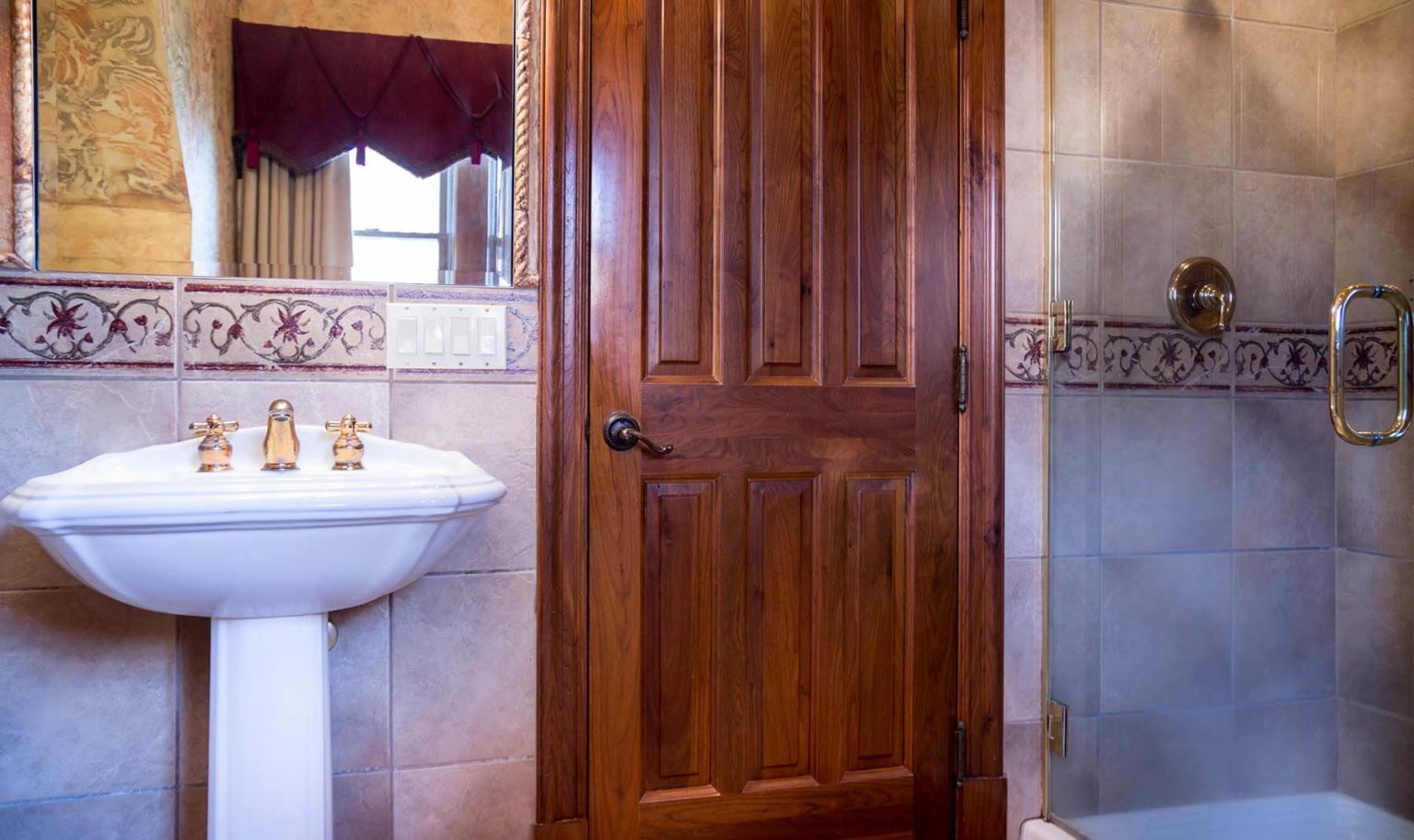 11. Landoll Suite | Landoll's Mohican Castle